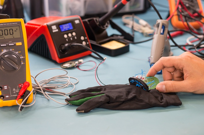 Feel the Heat in VR with These Haptic Feedback Gloves - News